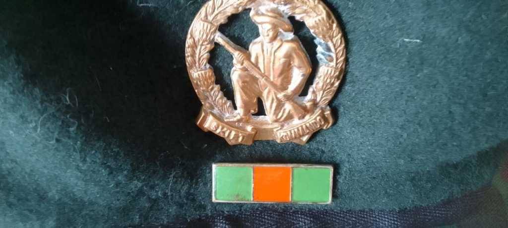 South African Army - SADF COMMANDO BERET (FULL) LARGE CAP BADGE/BALKIE ****INCL. SET OF BRONZE ...